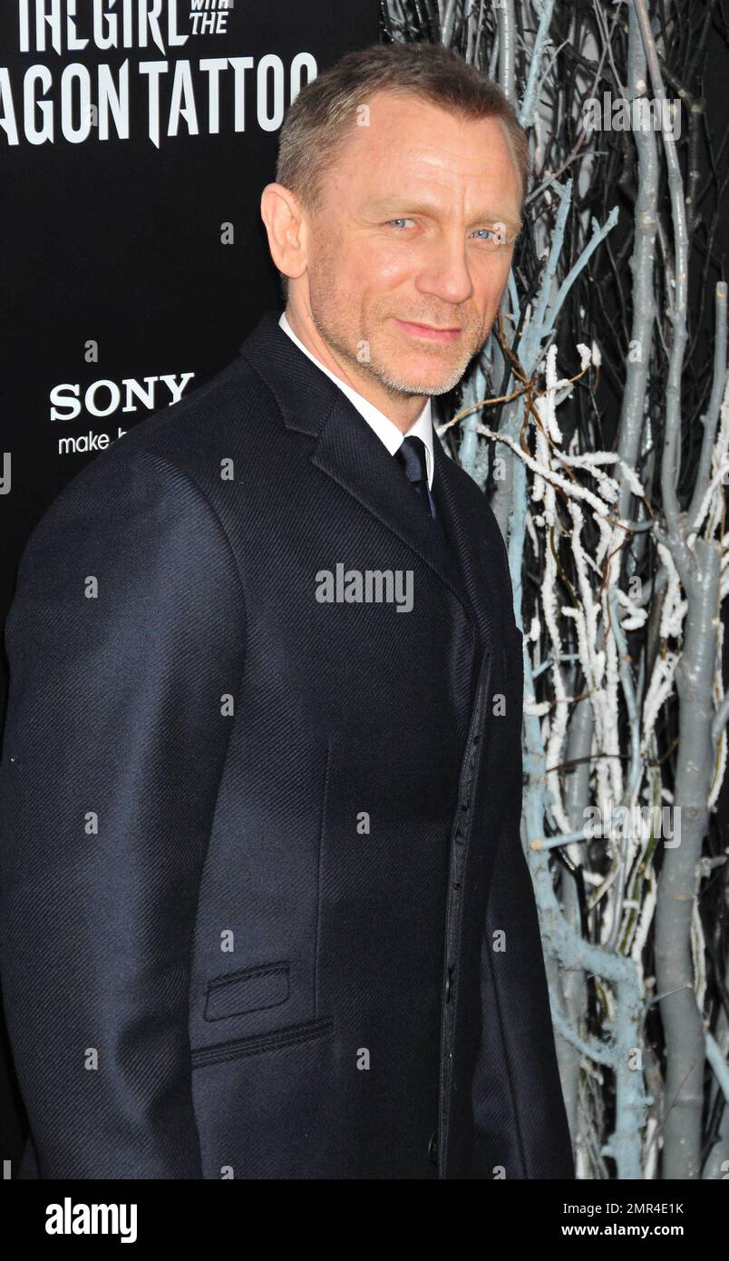 Daniel craig white suit hi-res stock photography and images - Alamy