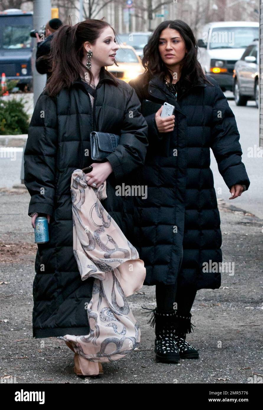 Michelle Tracthtenberg, Jessica Szohr and Blake Lively all bundle up on ...