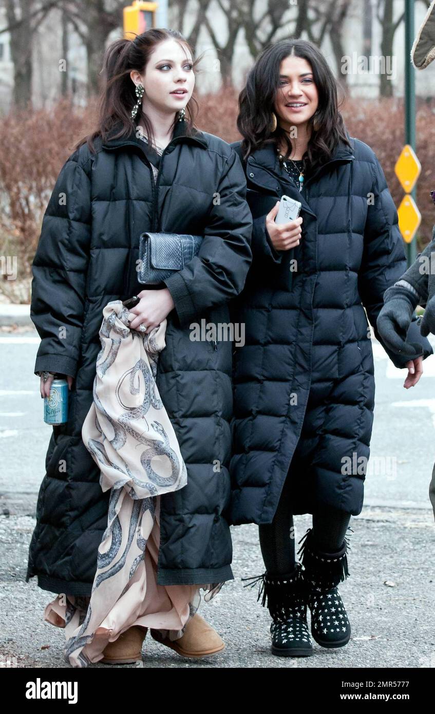 Michelle Tracthtenberg, Jessica Szohr and Blake Lively all bundle up on ...