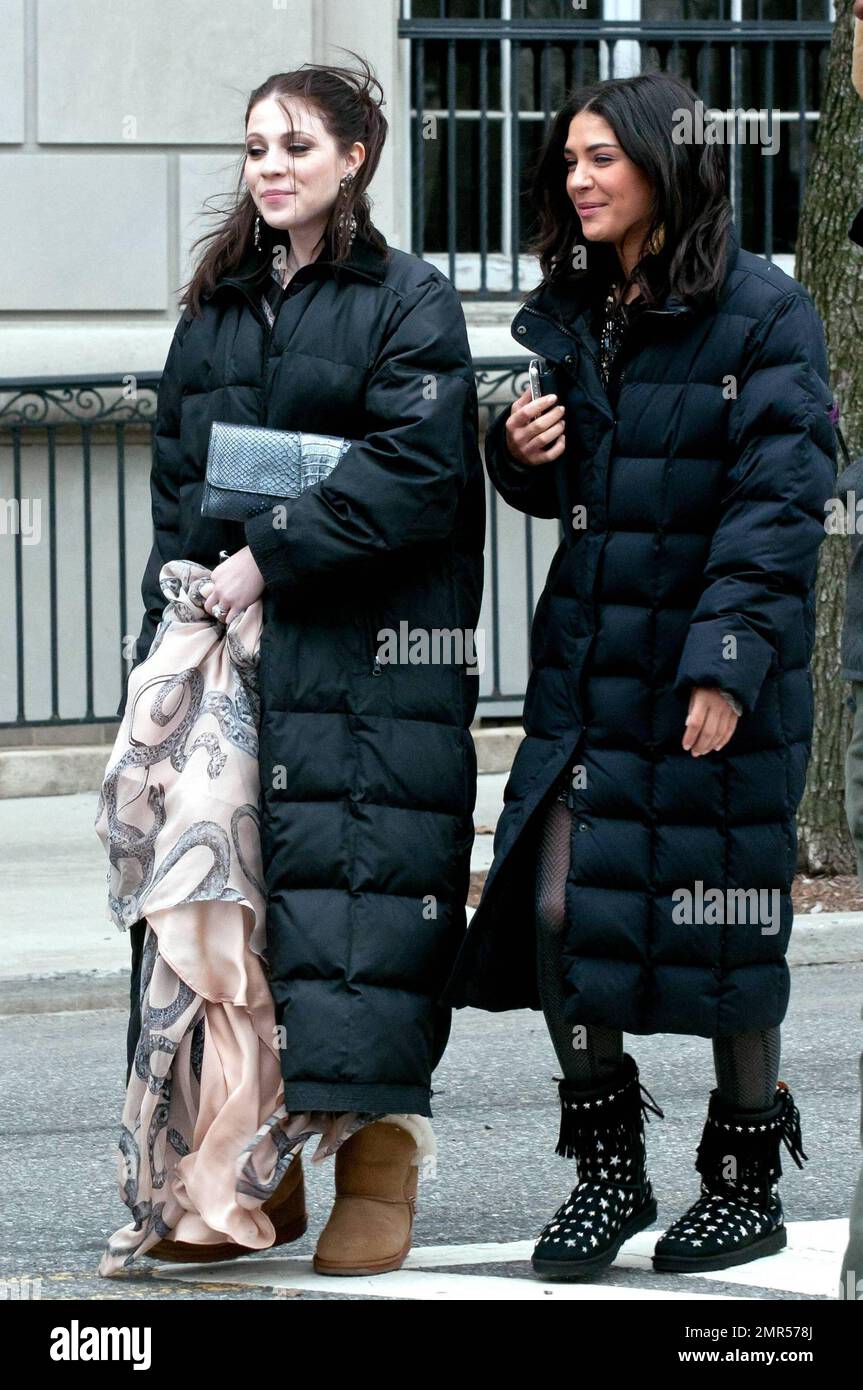 Michelle Tracthtenberg, Jessica Szohr and Blake Lively all bundle up on ...
