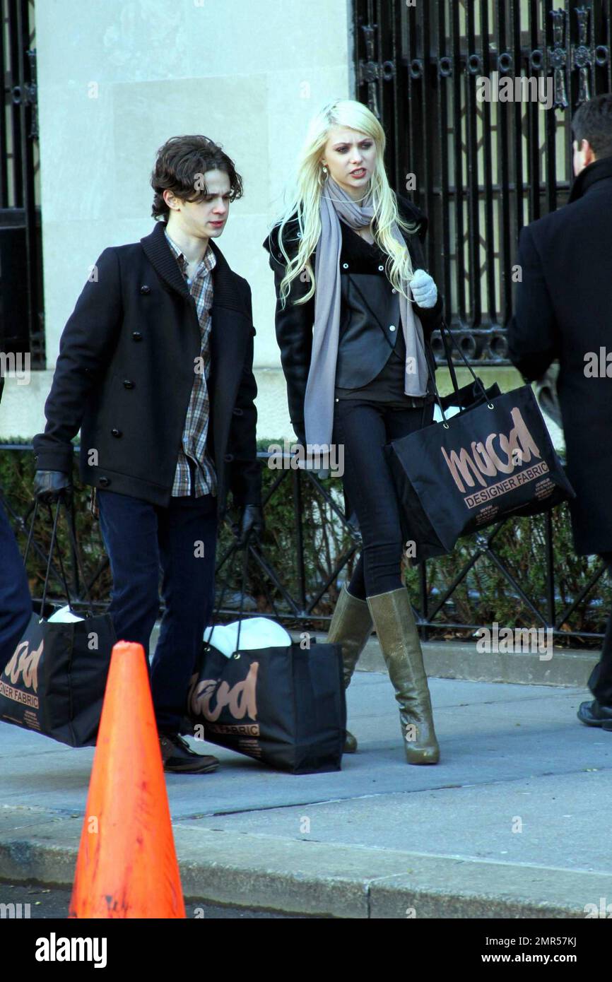 Taylor Momsen And Connor Paolo Kiss