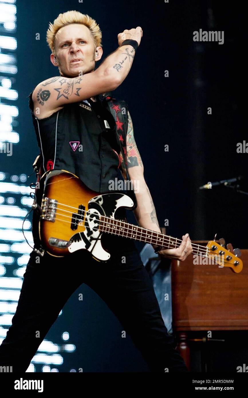 Mike dirnt show hi-res stock photography and images - Alamy
