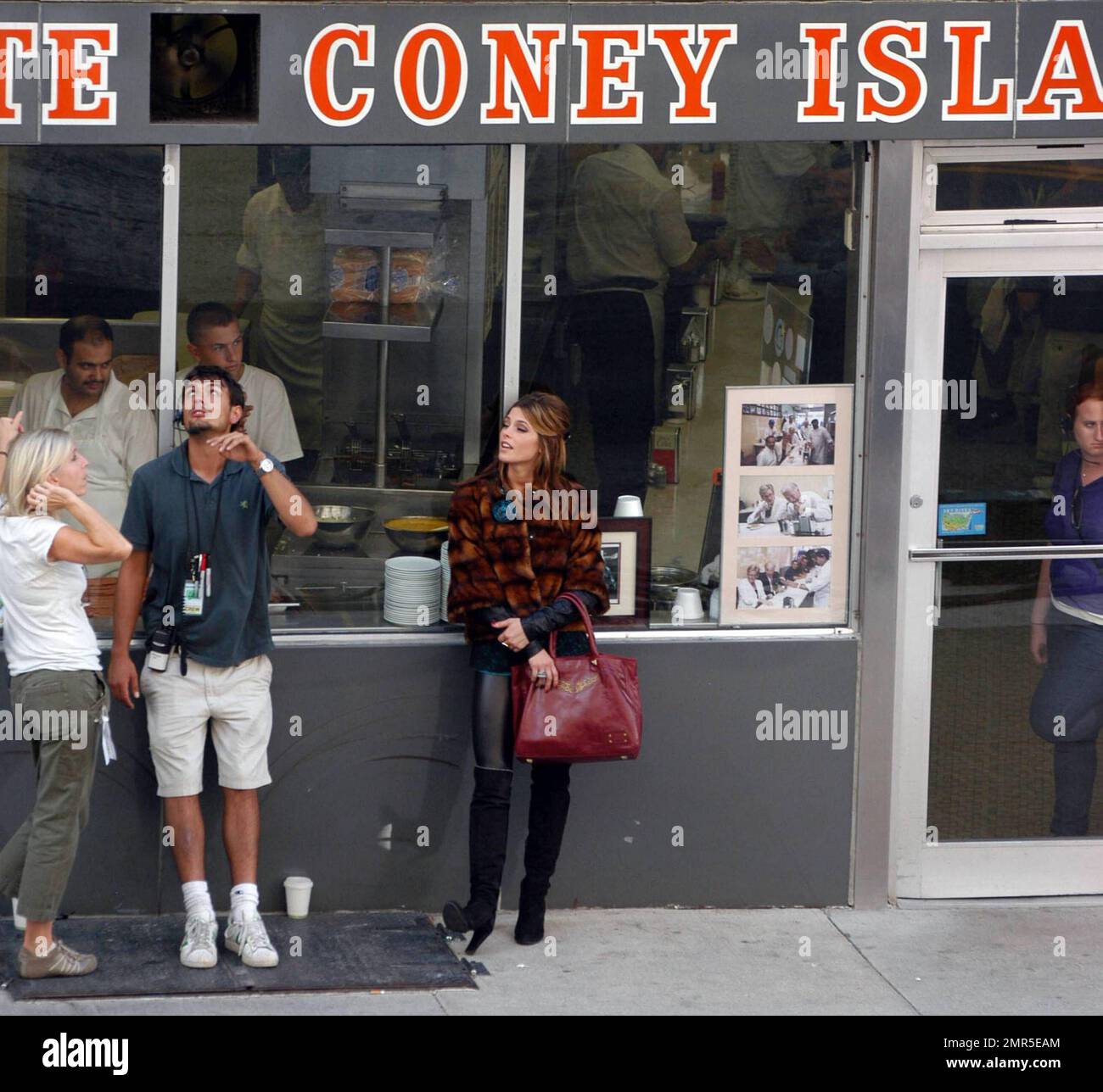 Douglas Booth Y Ashley Greene LOL (2012)