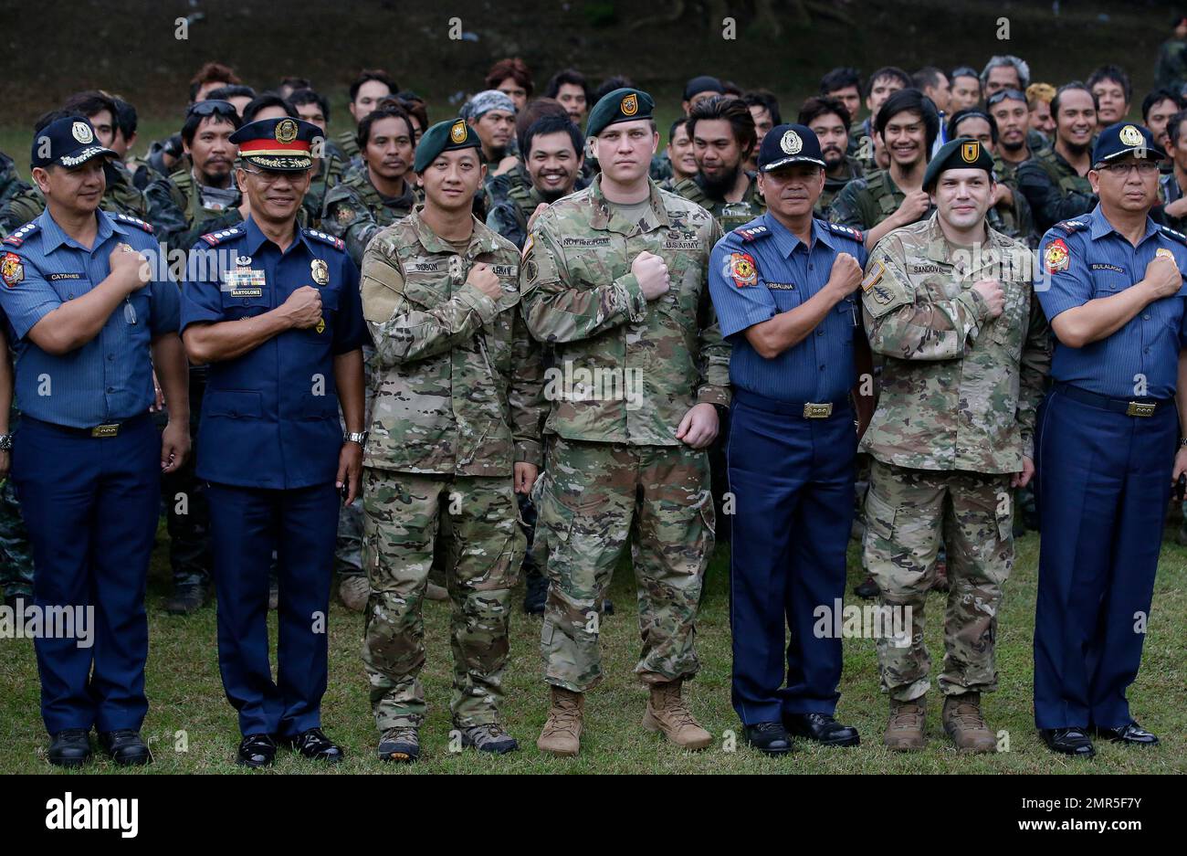 Members of the U.S. Army who train Philippine troopers join Philippine ...