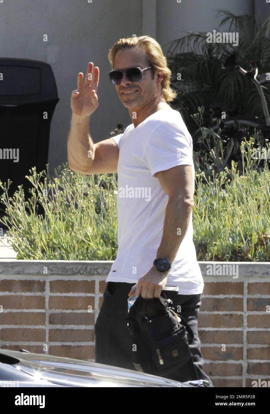 EXCLUSIVE!! Actor Guy Pearce waves as he arrives at the "Chelsea Lately ...