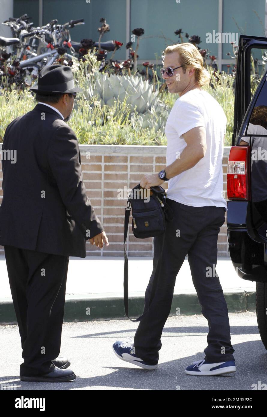 EXCLUSIVE!! Actor Guy Pearce waves as he arrives at the "Chelsea Lately ...