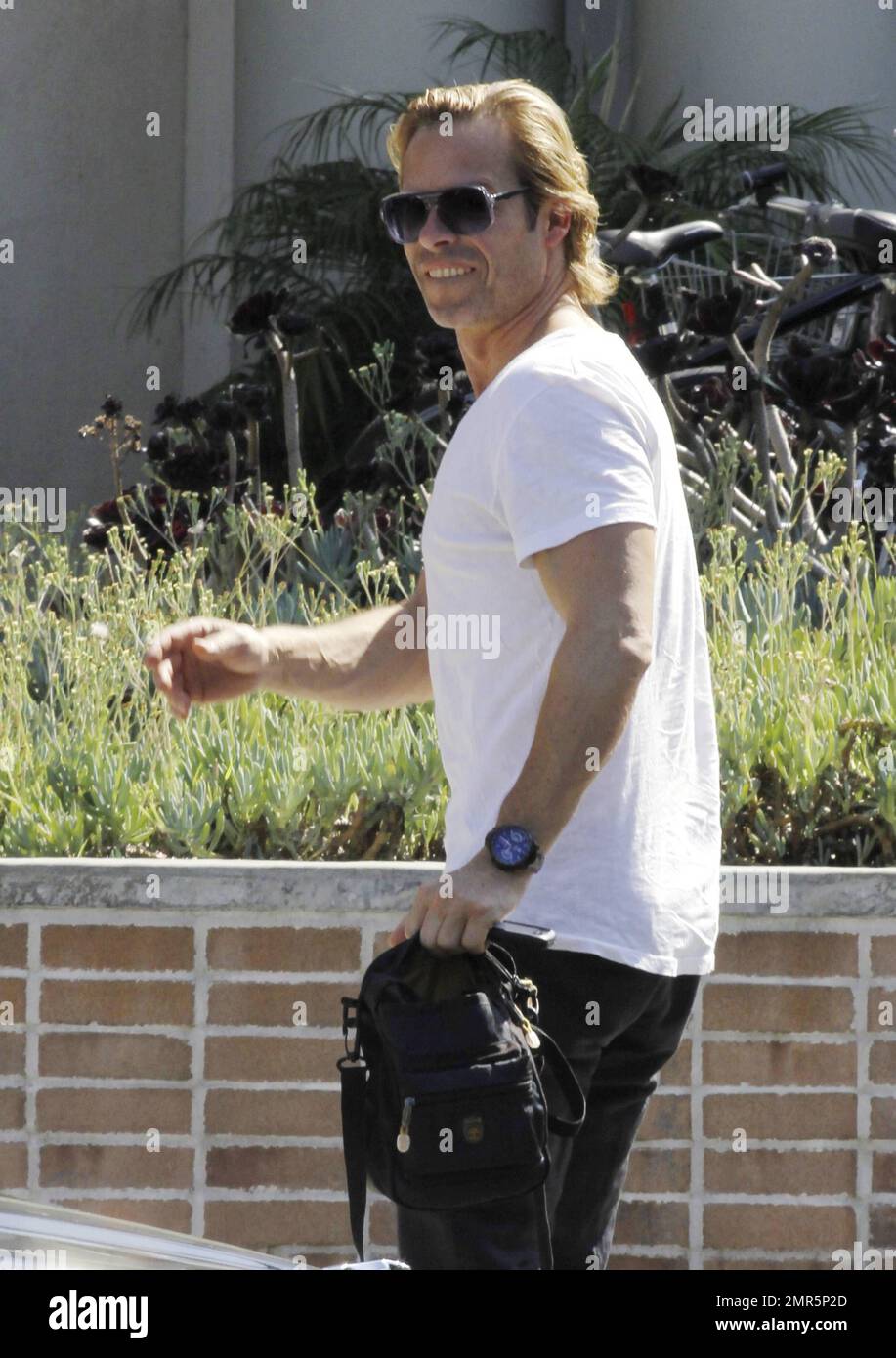 EXCLUSIVE!! Actor Guy Pearce waves as he arrives at the "Chelsea Lately ...