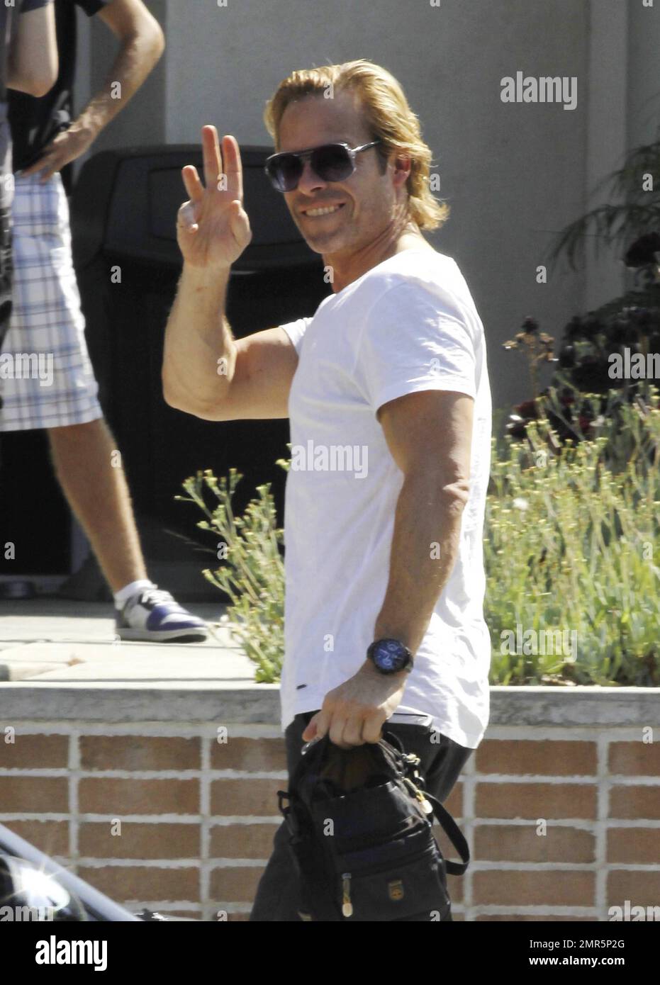 EXCLUSIVE!! Actor Guy Pearce waves as he arrives at the "Chelsea Lately ...