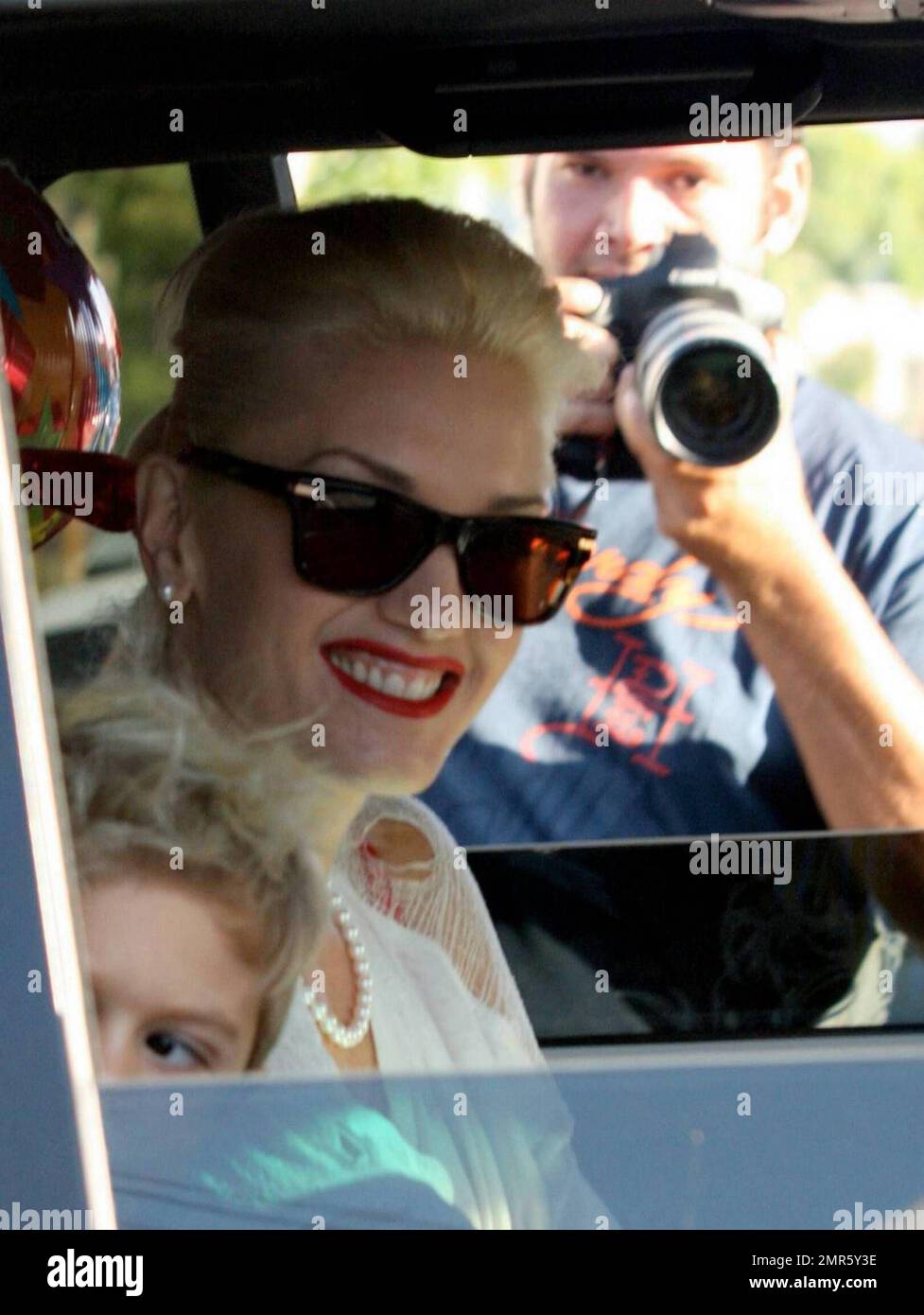 Gwen Stefani looks thrilled as she leaves the restaurant Cecconi's ...