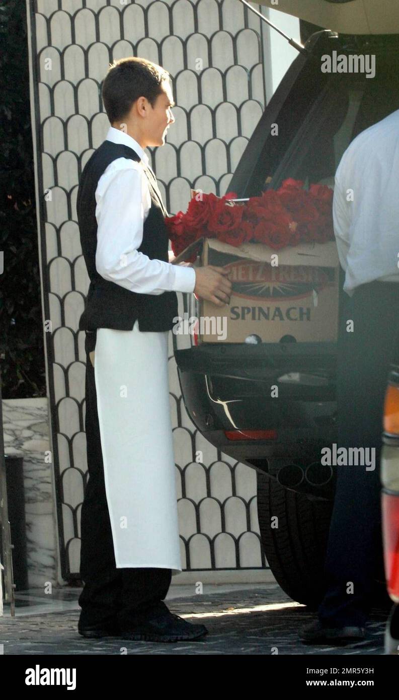 Gwen Stefani looks thrilled as she leaves the restaurant Cecconi's ...