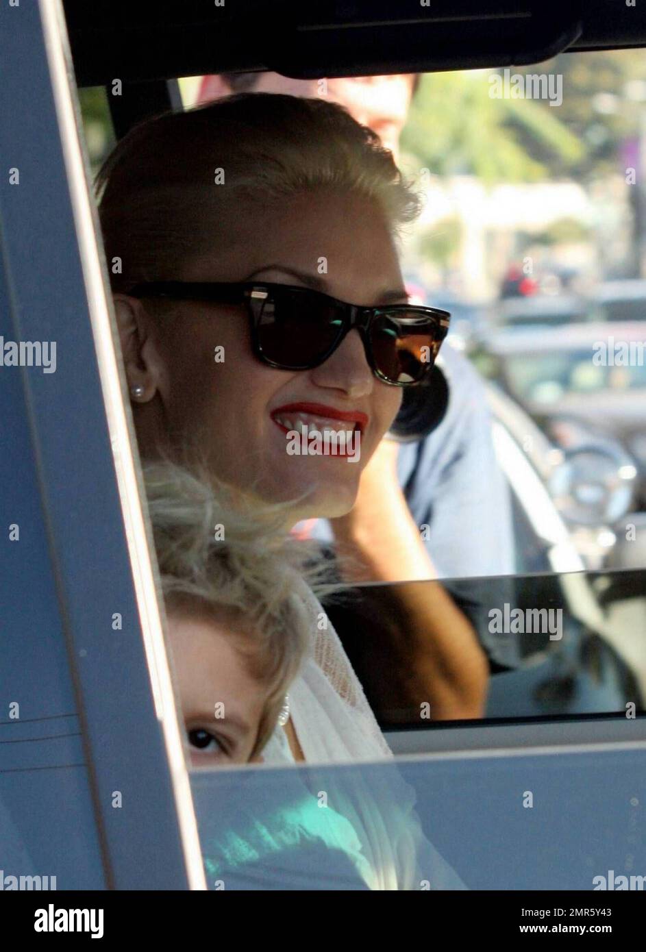Gwen Stefani looks thrilled as she leaves the restaurant Cecconi's ...