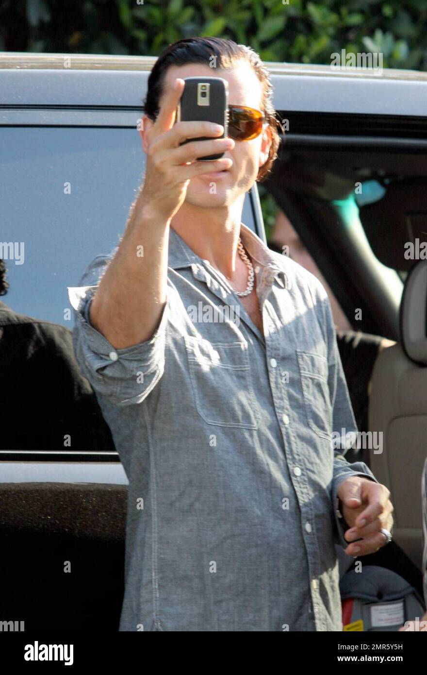 Gwen Stefani looks thrilled as she leaves the restaurant Cecconi's ...