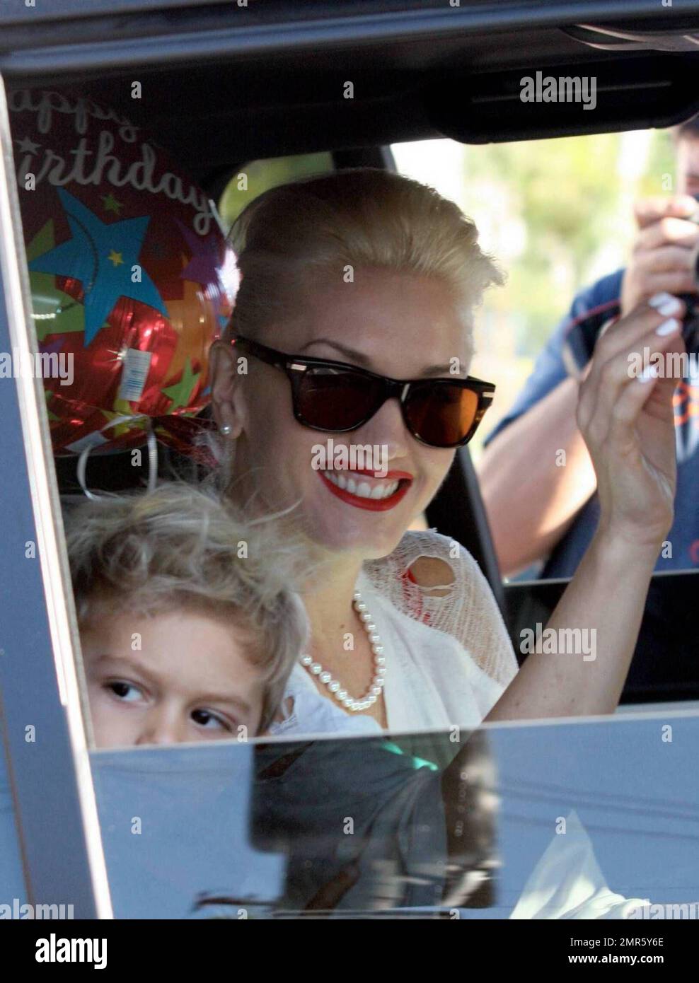 Gwen Stefani looks thrilled as she leaves the restaurant Cecconi's ...