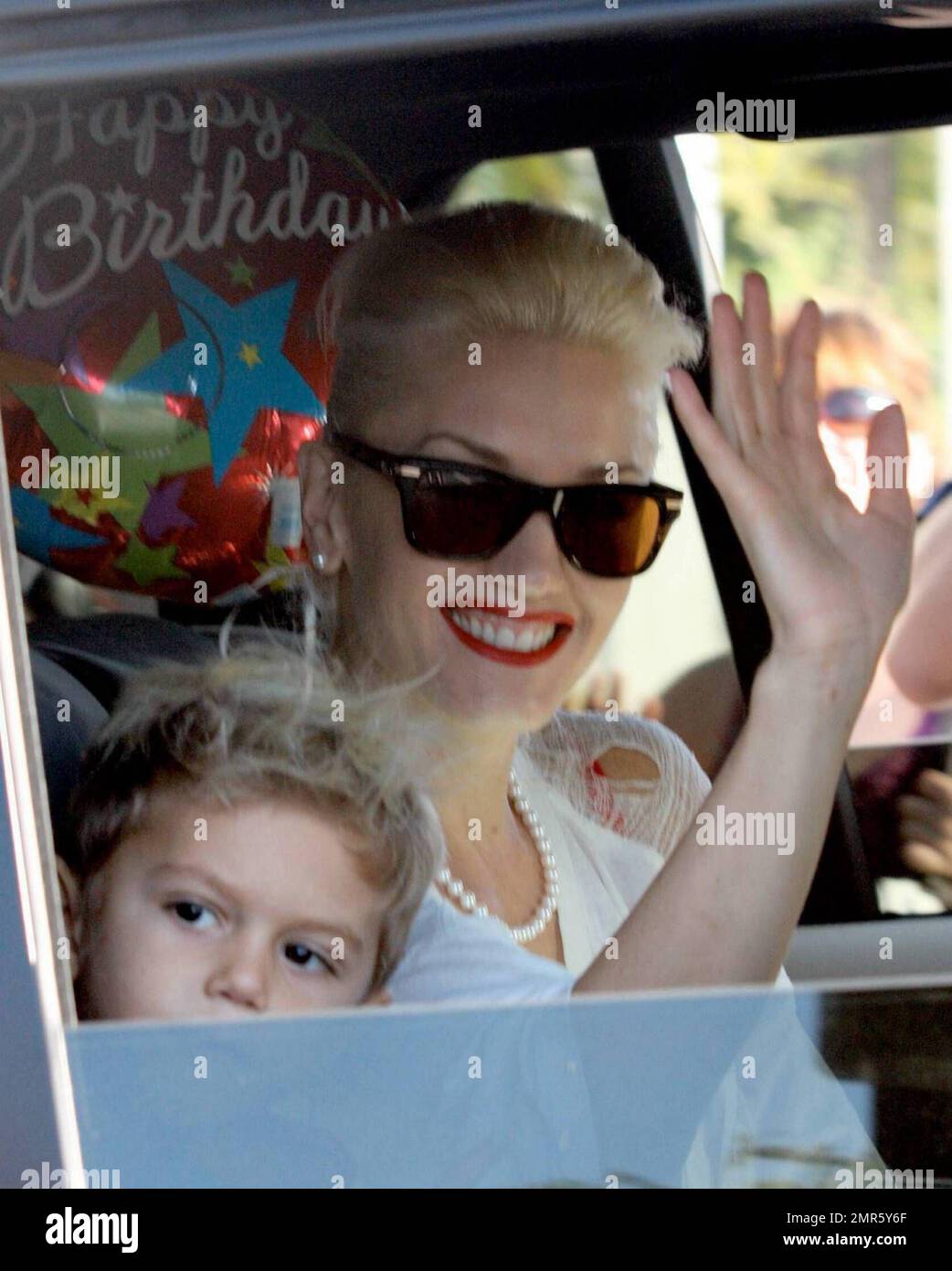 Gwen Stefani looks thrilled as she leaves the restaurant Cecconi's ...