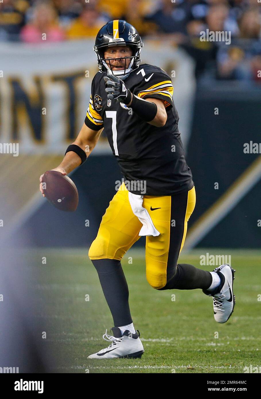 Pittsburgh Steelers quarterback Ben Roethlisberger (7) looks to pass ...