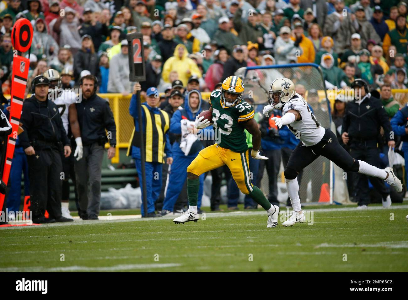 Green Bay Packers running back Aaron Jones (33) runs against New ...