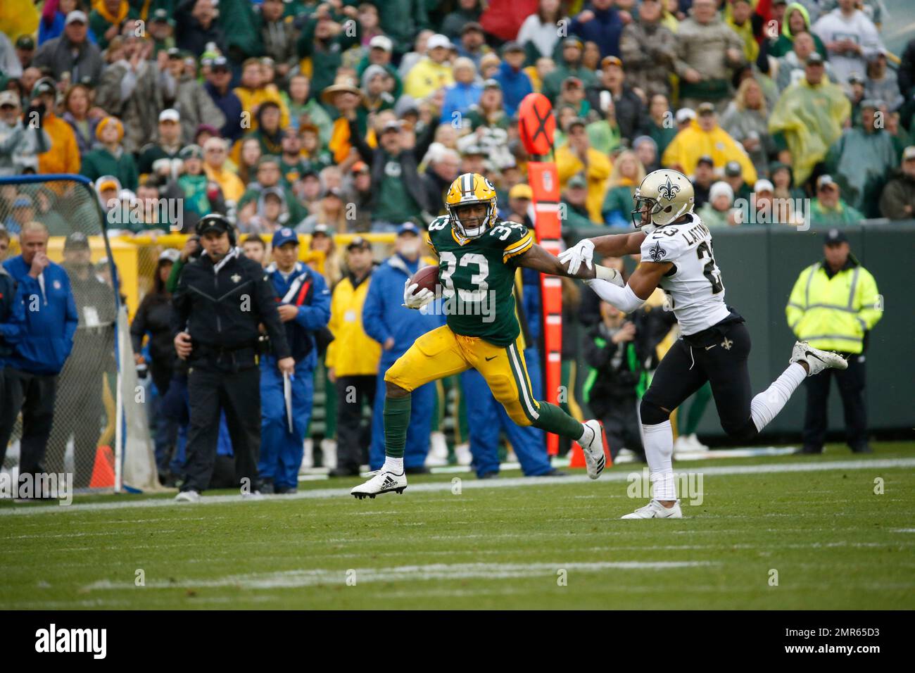 Green Bay Packers running back Aaron Jones (33) runs against New ...
