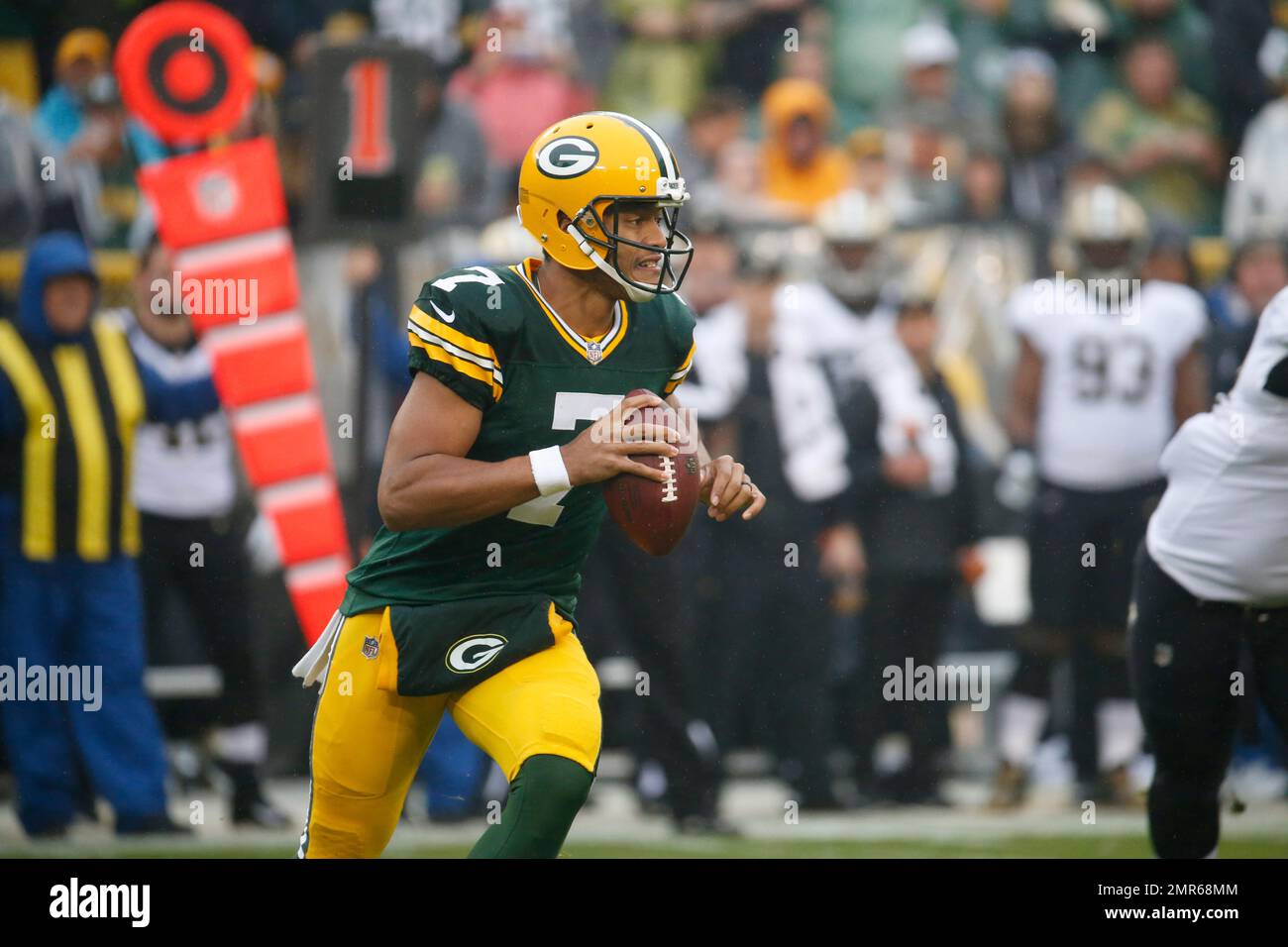 Green Bay Packers quarterback Brett Hundley (7) looks for a receiver ...