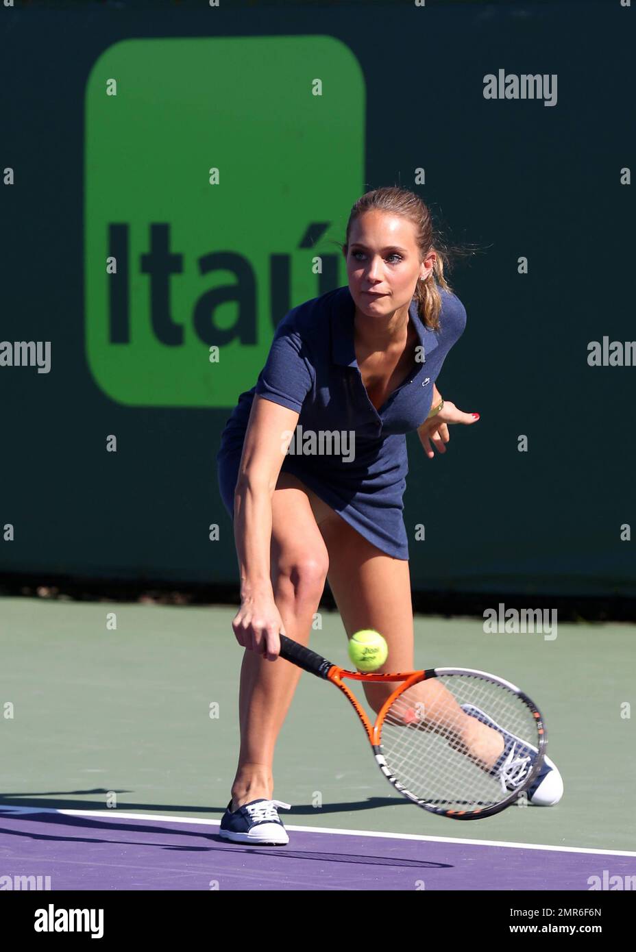 Sports Illustrated model Hannah Davis makes an appearance at the Miami ...