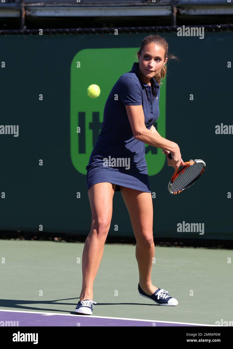 Sports Illustrated model Hannah Davis makes an appearance at the Miami ...