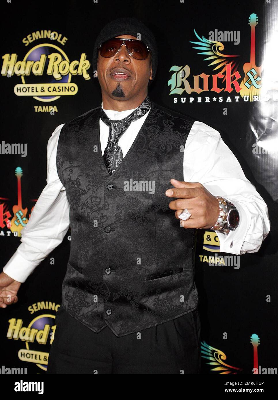 MC Hammer arrives on the red carpet for the Hard Rock Presents Super ...