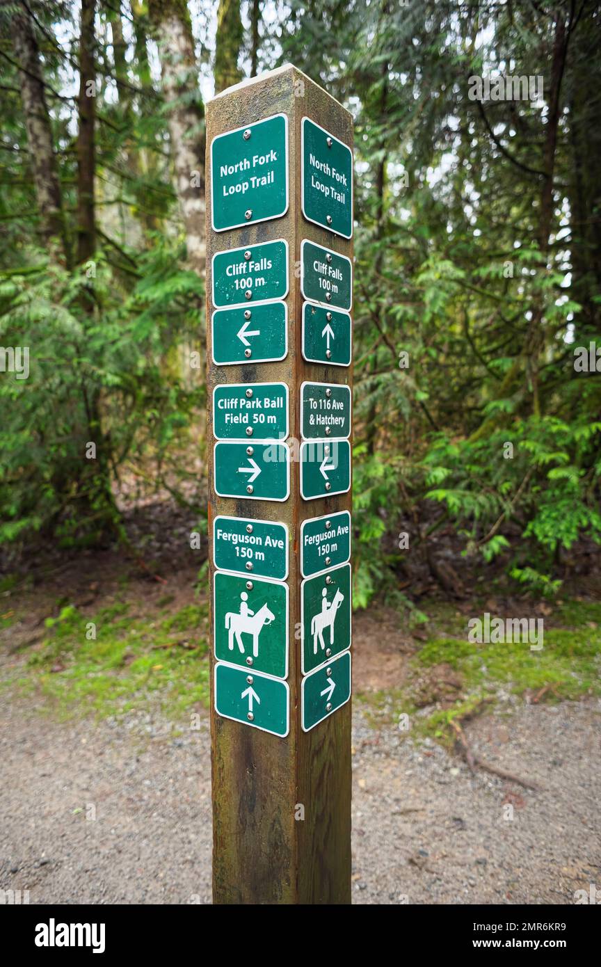 A trail marker along Cliff Falls tail in Kanaka Creek Regional Park in ...