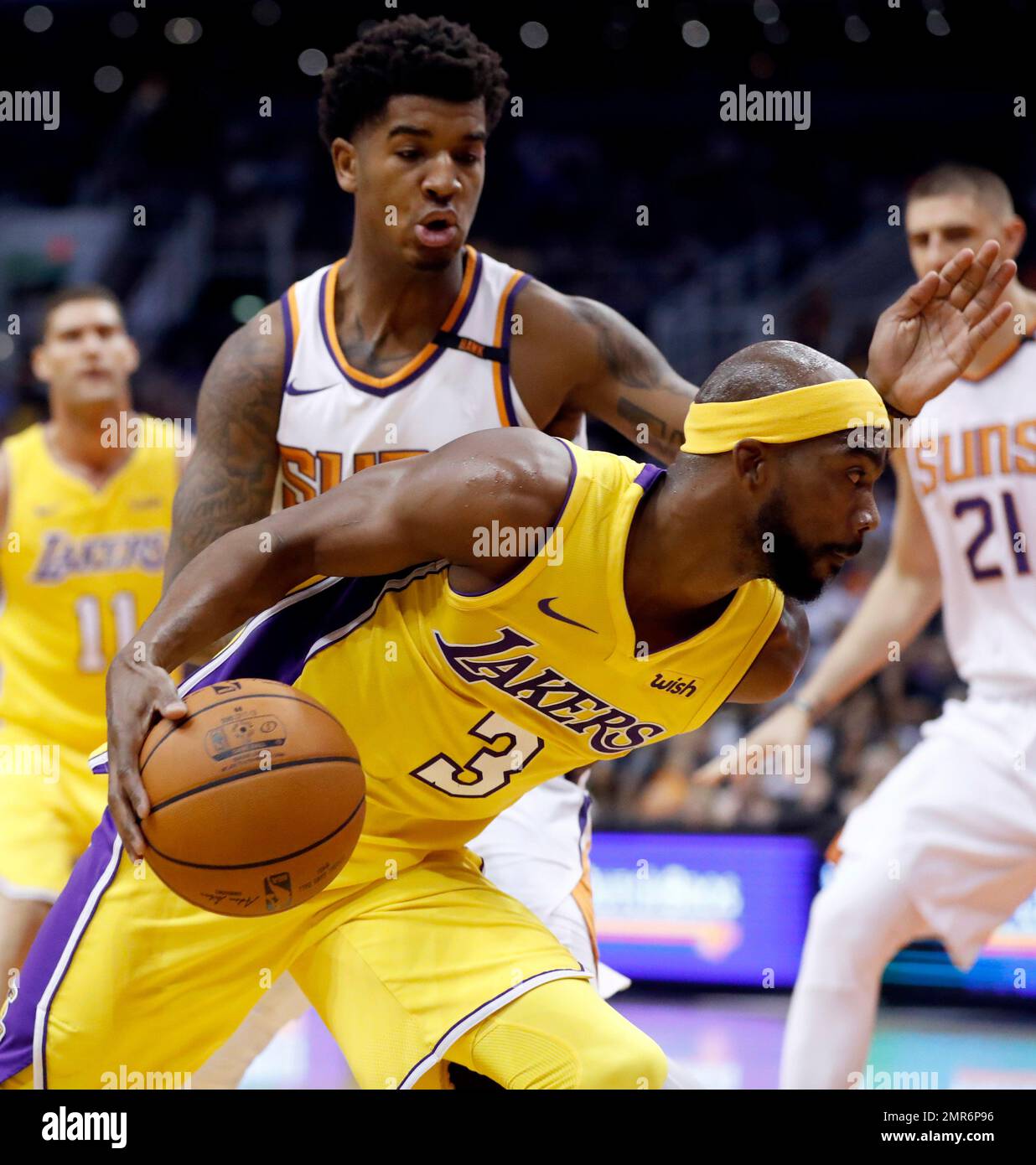 Los Angeles Lakers guard Corey Brewer (3) spins around Phoenix Suns ...