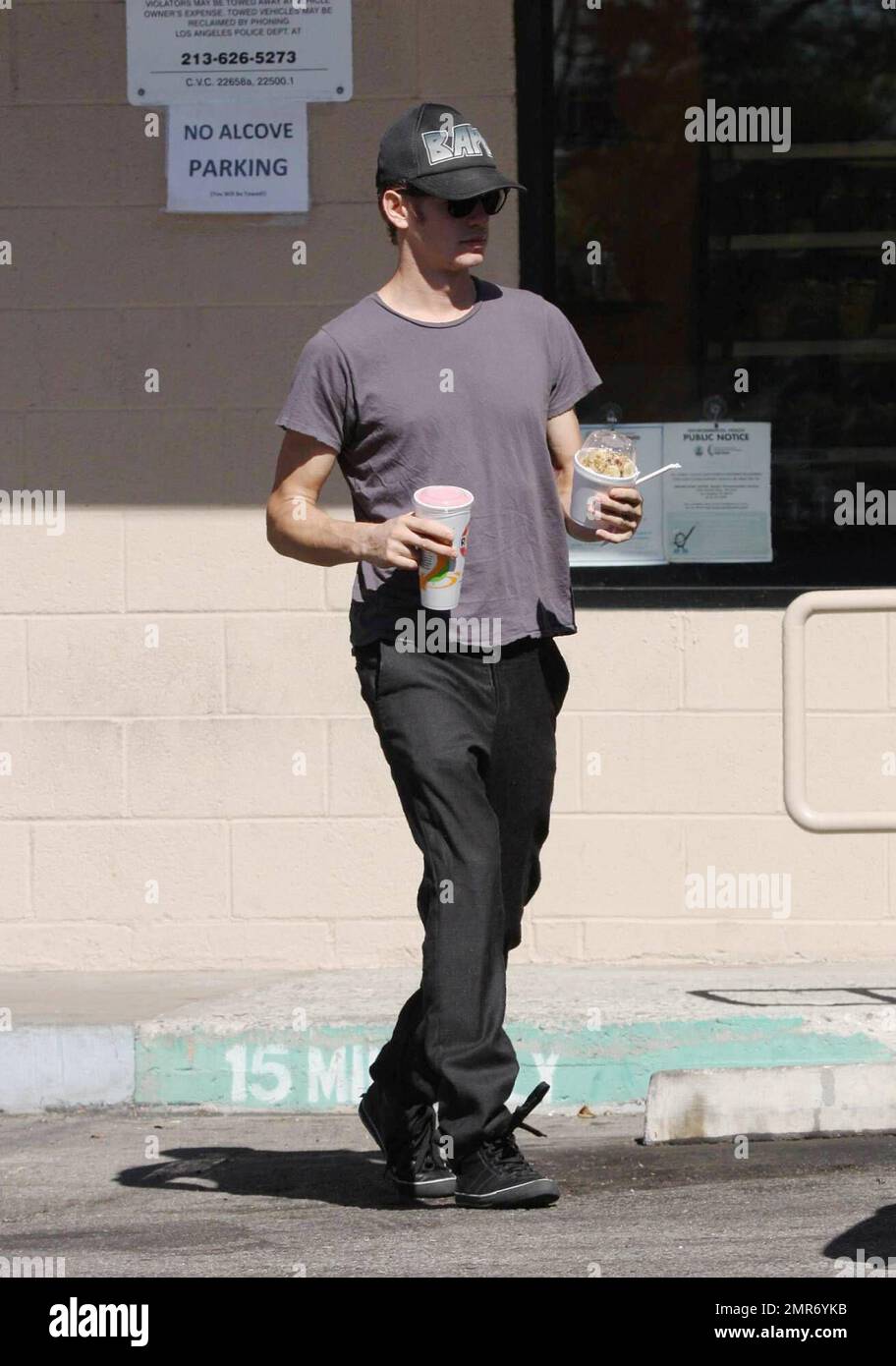 Hayden Christensen stops off at Robeks for a snack, consisting of what ...