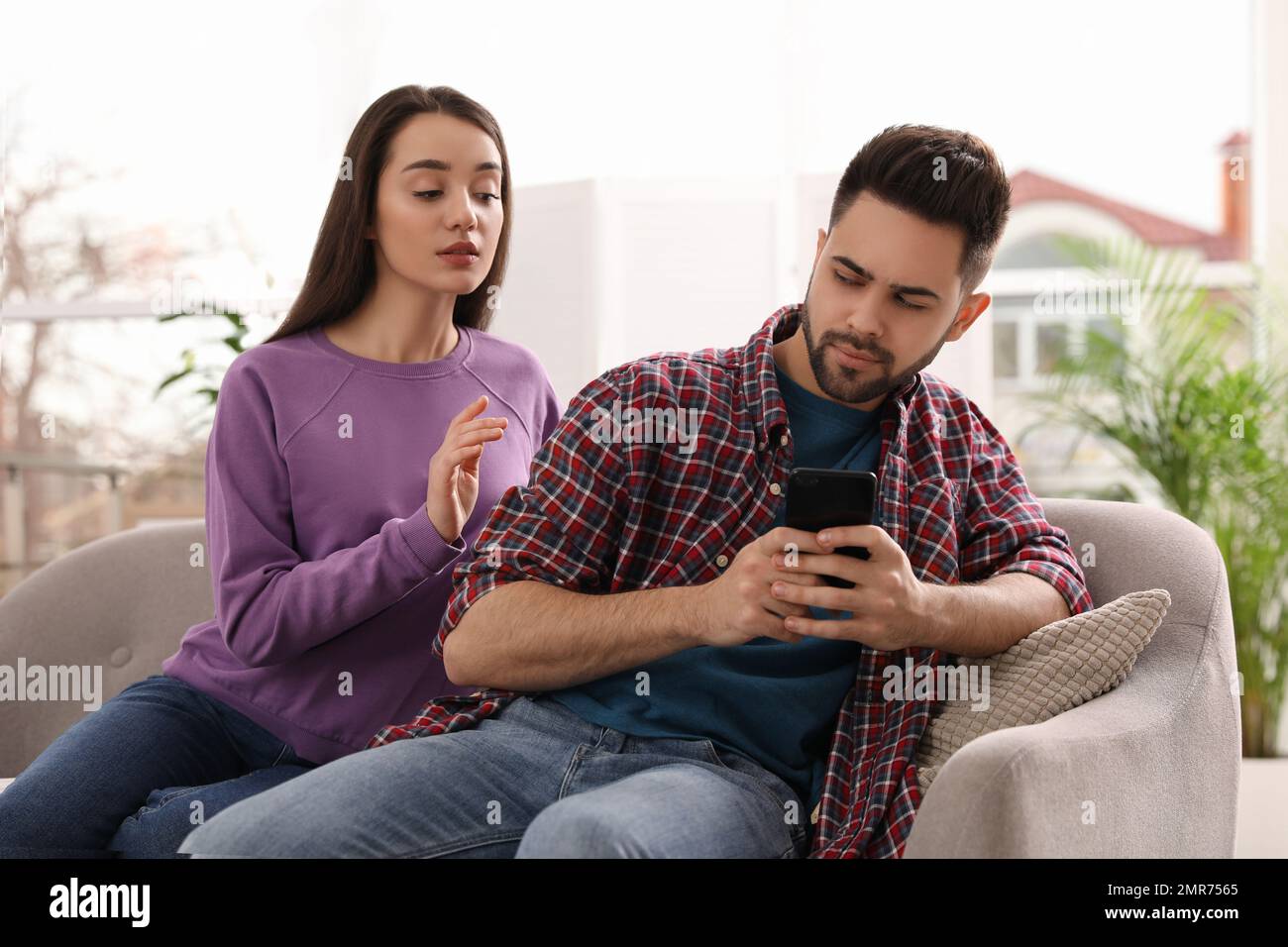 Woman distrustful man hi-res stock photography and images - Alamy
