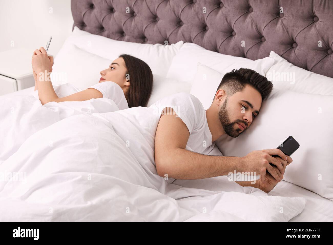 Man woman engaged smartphones hi-res stock photography and images - Alamy