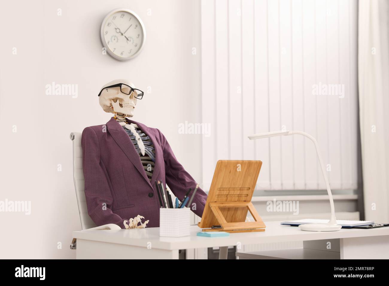 Plastic skeleton model sitting hi-res stock photography and images - Alamy