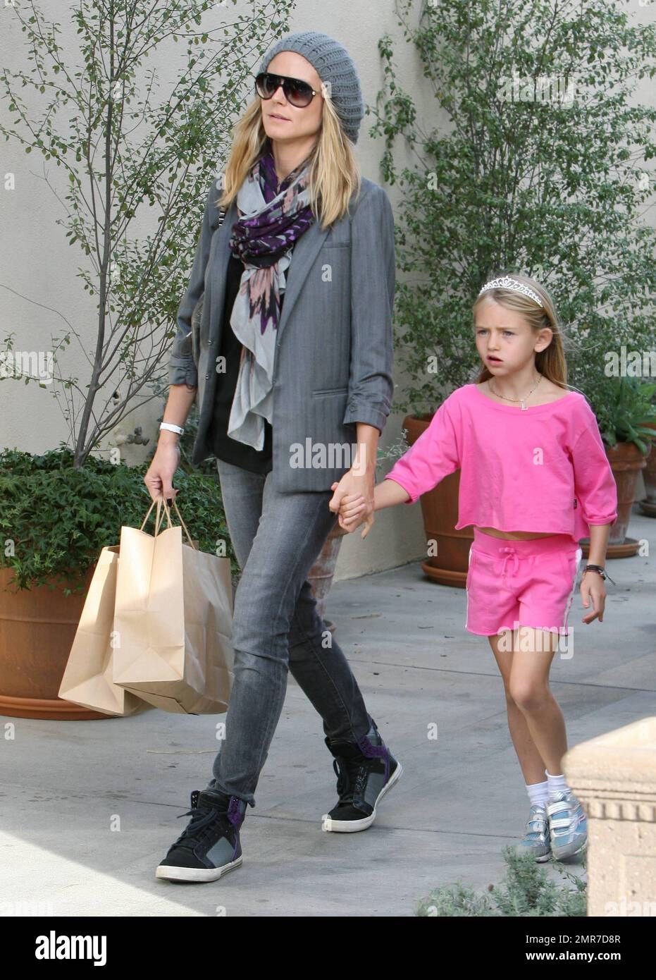 Heidi klum daughter leni shopping hi-res stock photography and images ...