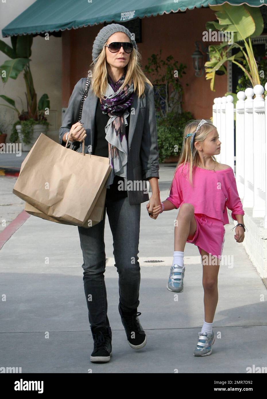 Heidi klum daughter leni shopping hi-res stock photography and images ...