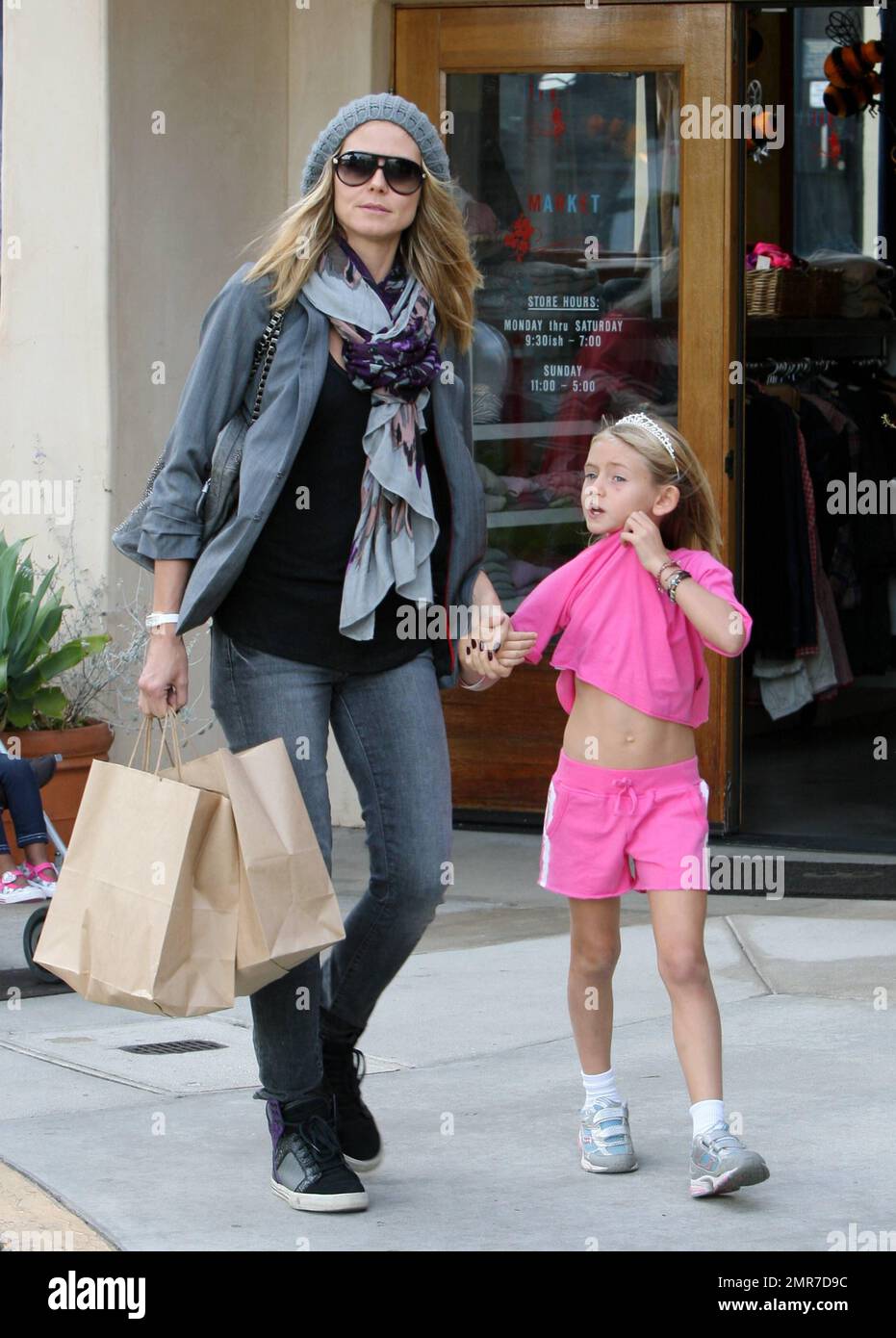 Heidi klum daughter leni shopping hi-res stock photography and images ...