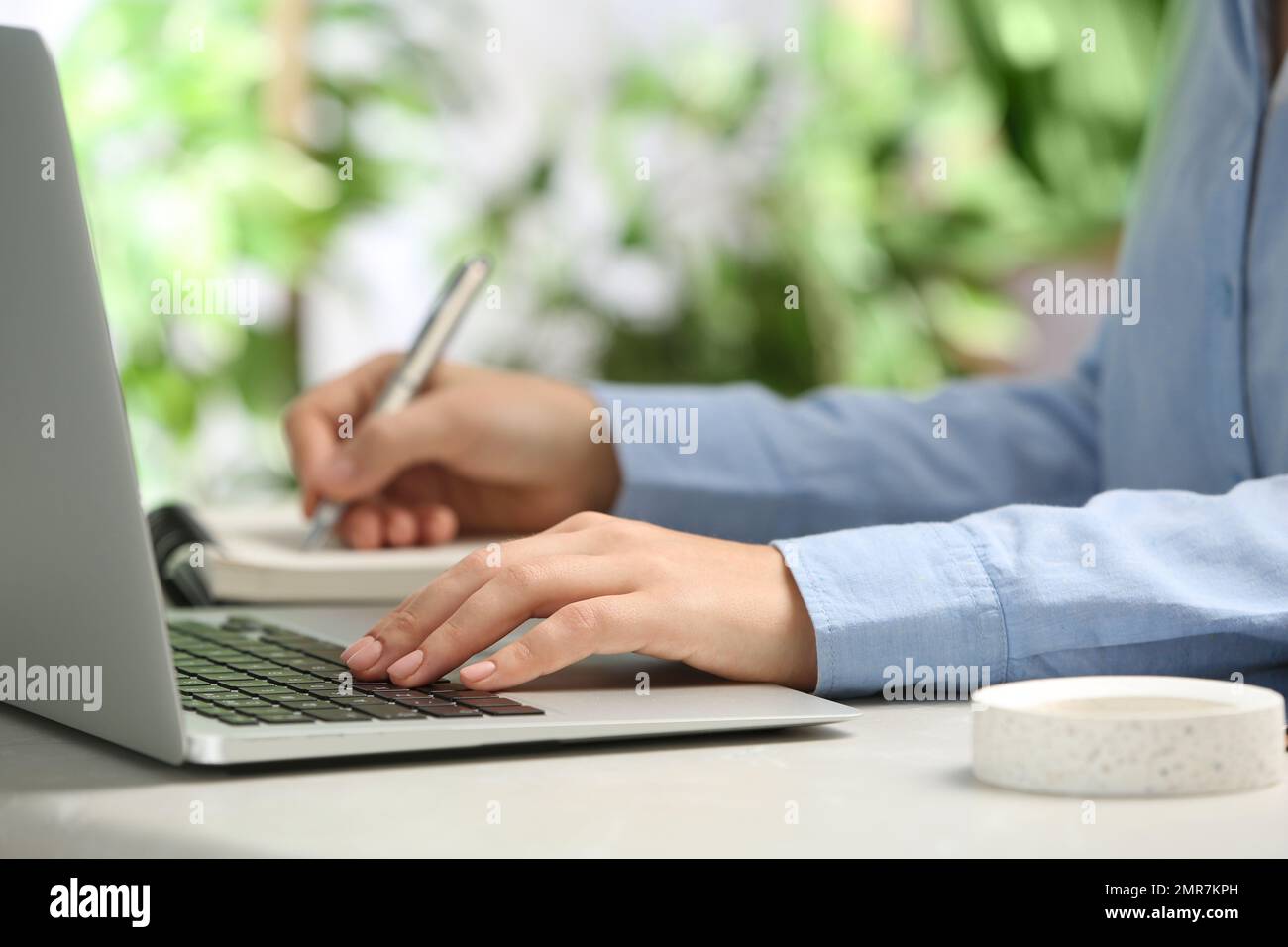 Journalist interview student hi-res stock photography and images - Alamy