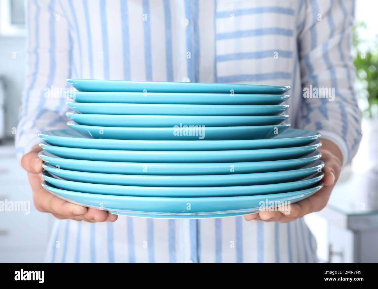Blue plates hi-res stock photography and images - Alamy