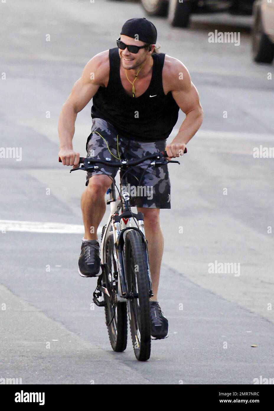 EXCLUSIVE!! Chris Hemsworth shows off his incredible muscles as he ...