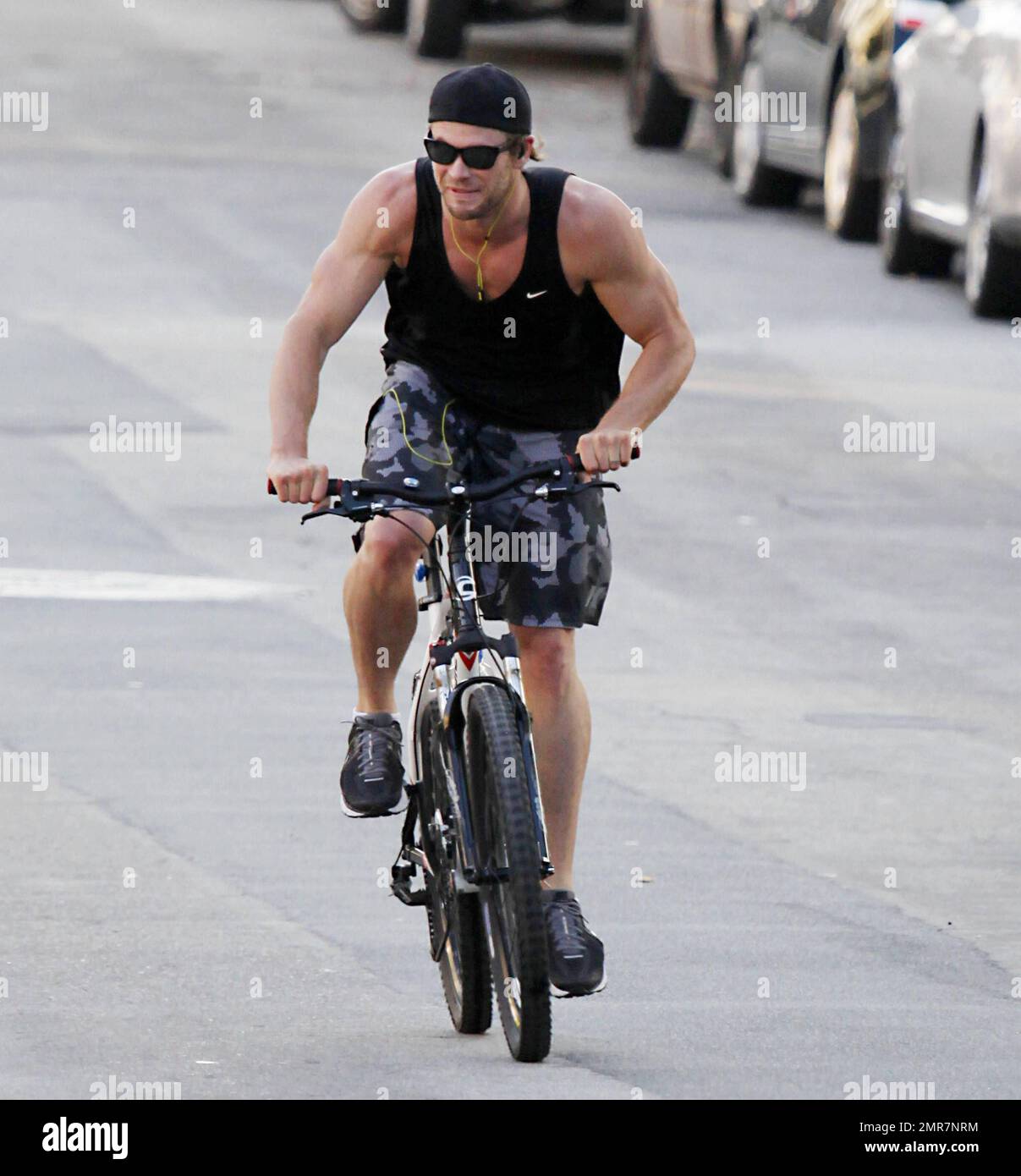 EXCLUSIVE!! Chris Hemsworth shows off his incredible muscles as he ...