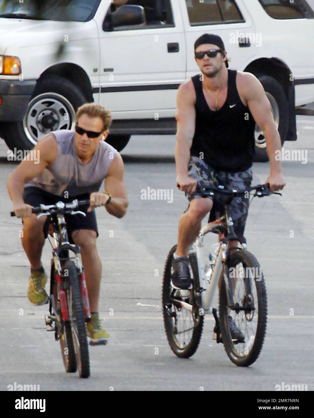 EXCLUSIVE!! Chris Hemsworth shows off his incredible muscles as he ...