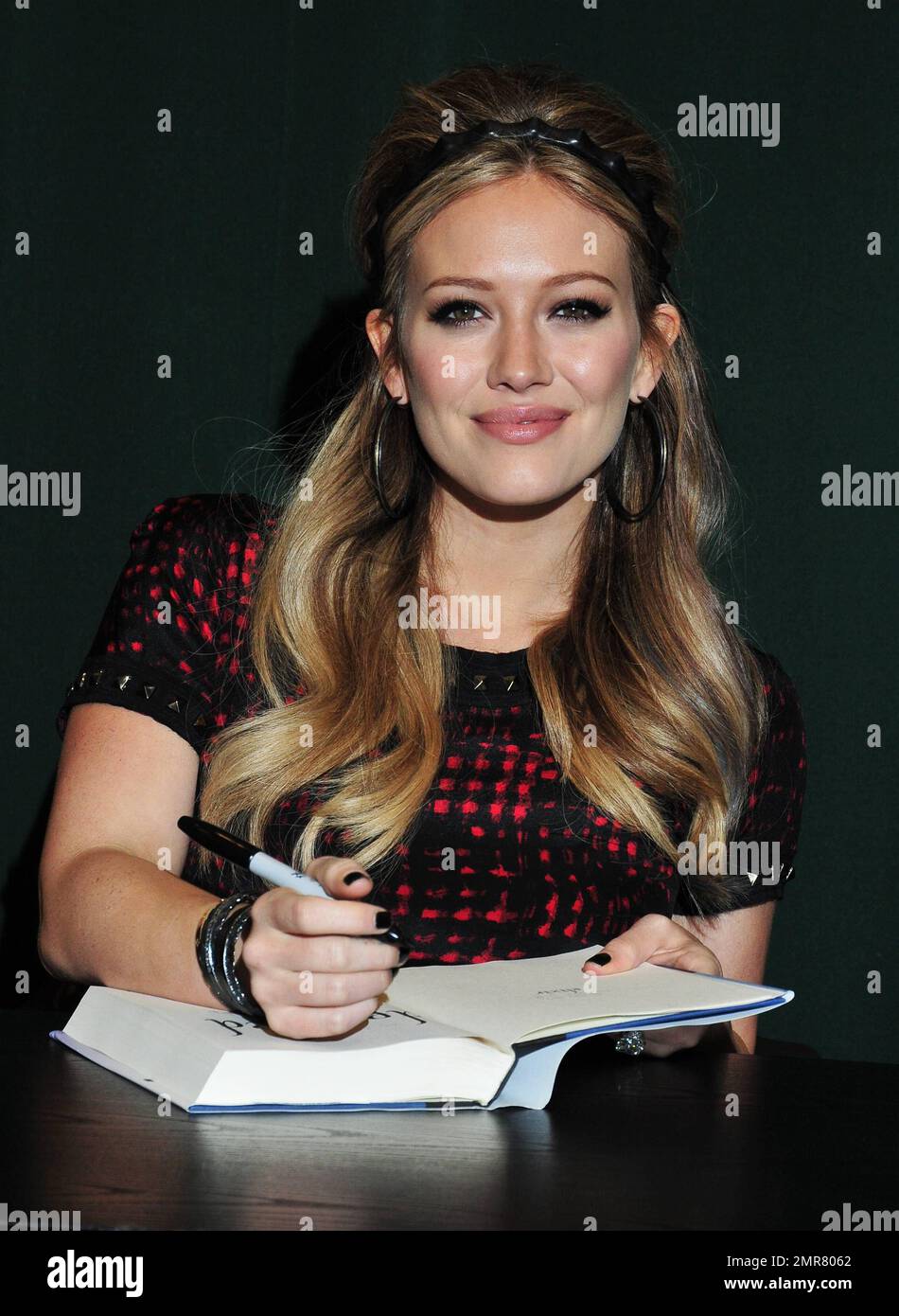 Hilary duff devoted book signing hi-res stock photography and images ...