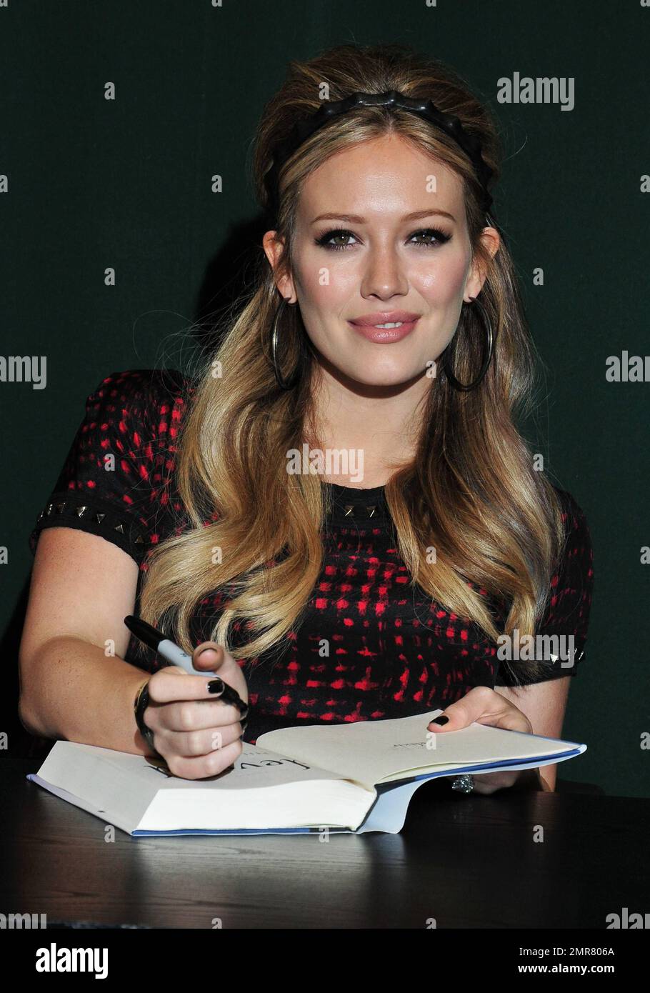 Hilary duff devoted book signing hi-res stock photography and images ...