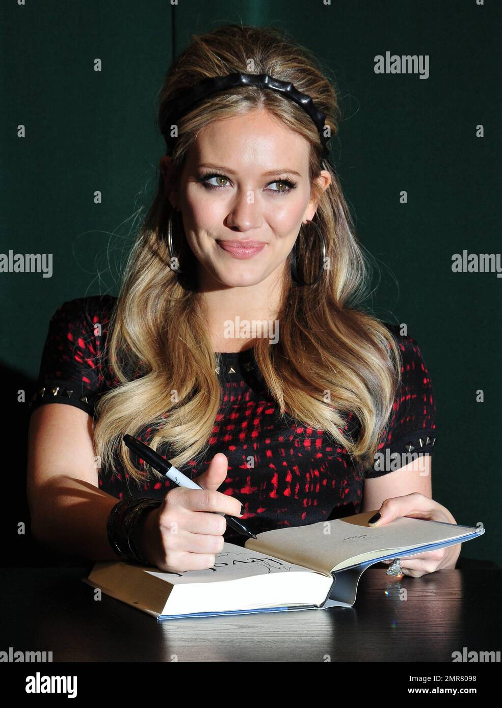 Hilary duff devoted book signing hi-res stock photography and images ...