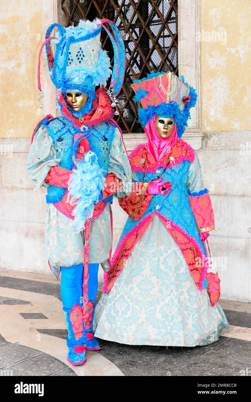 Pair with traditional Venetian masks, Carnival in Venice, Veneto, Italy ...