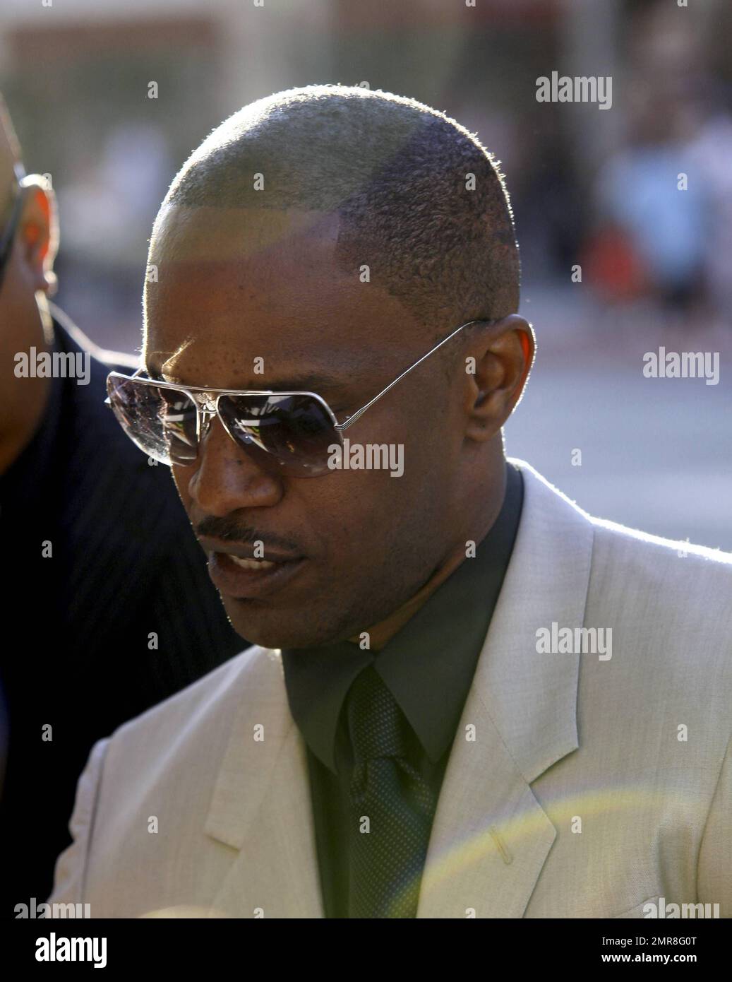 Jamie Foxx greets fans and shows off his head tattoo at the premiere of ...