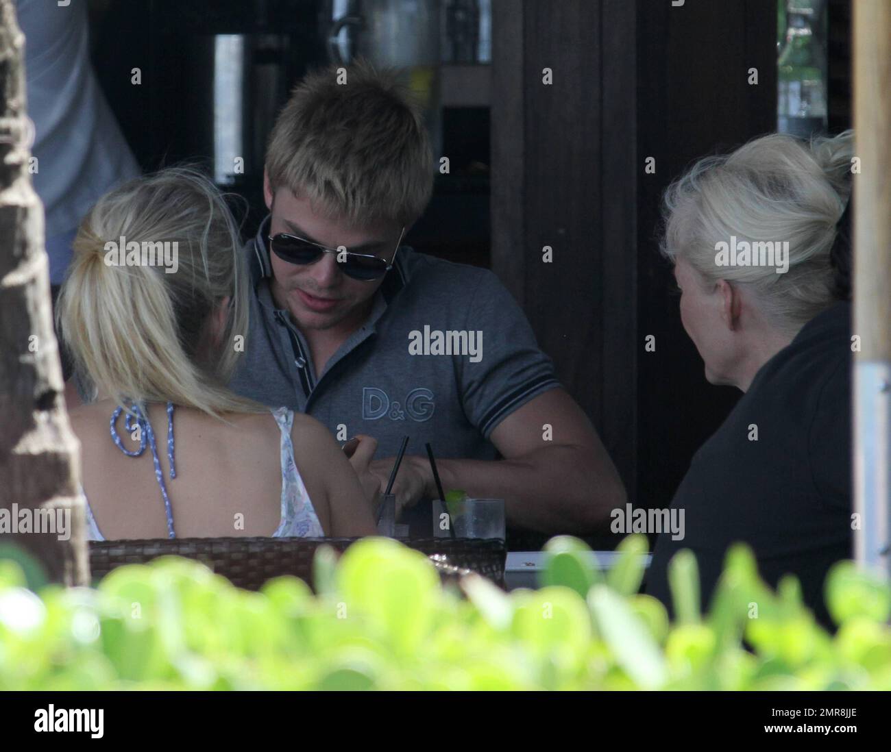 Julianne Hough lunched with her brother Derek and mother Mari after ...