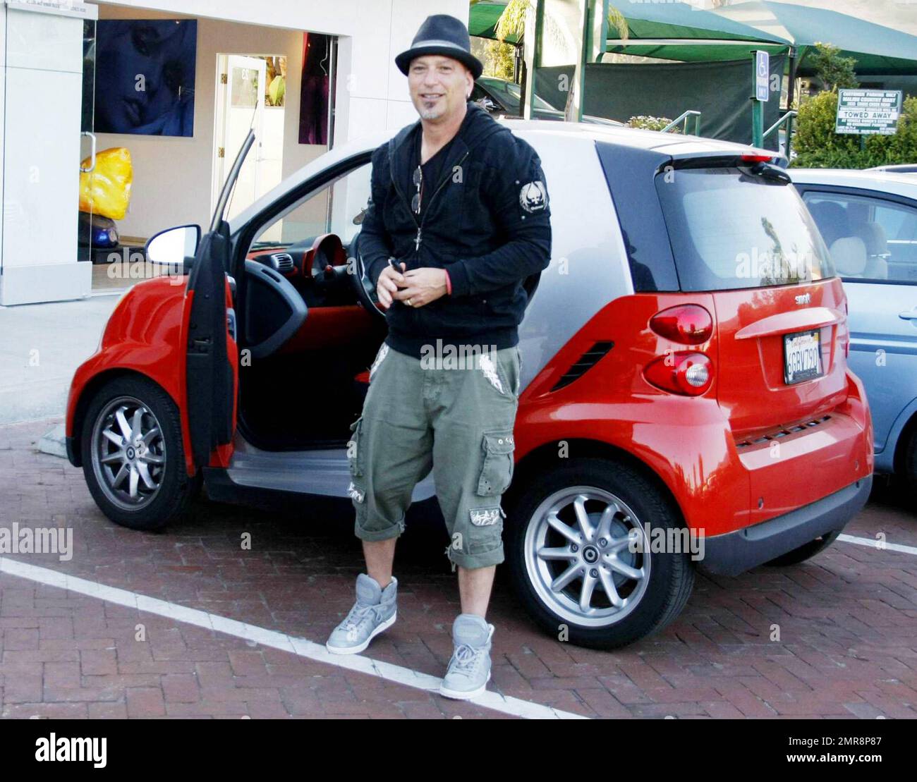 Comedian, TV personality and self-professed germaphobe Howie Mandel ...