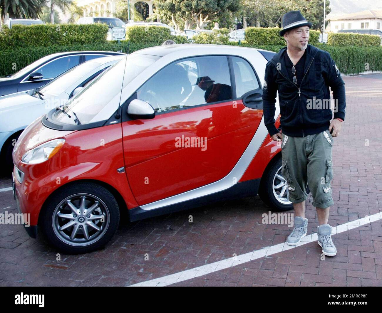 Comedian, TV personality and self-professed germaphobe Howie Mandel ...