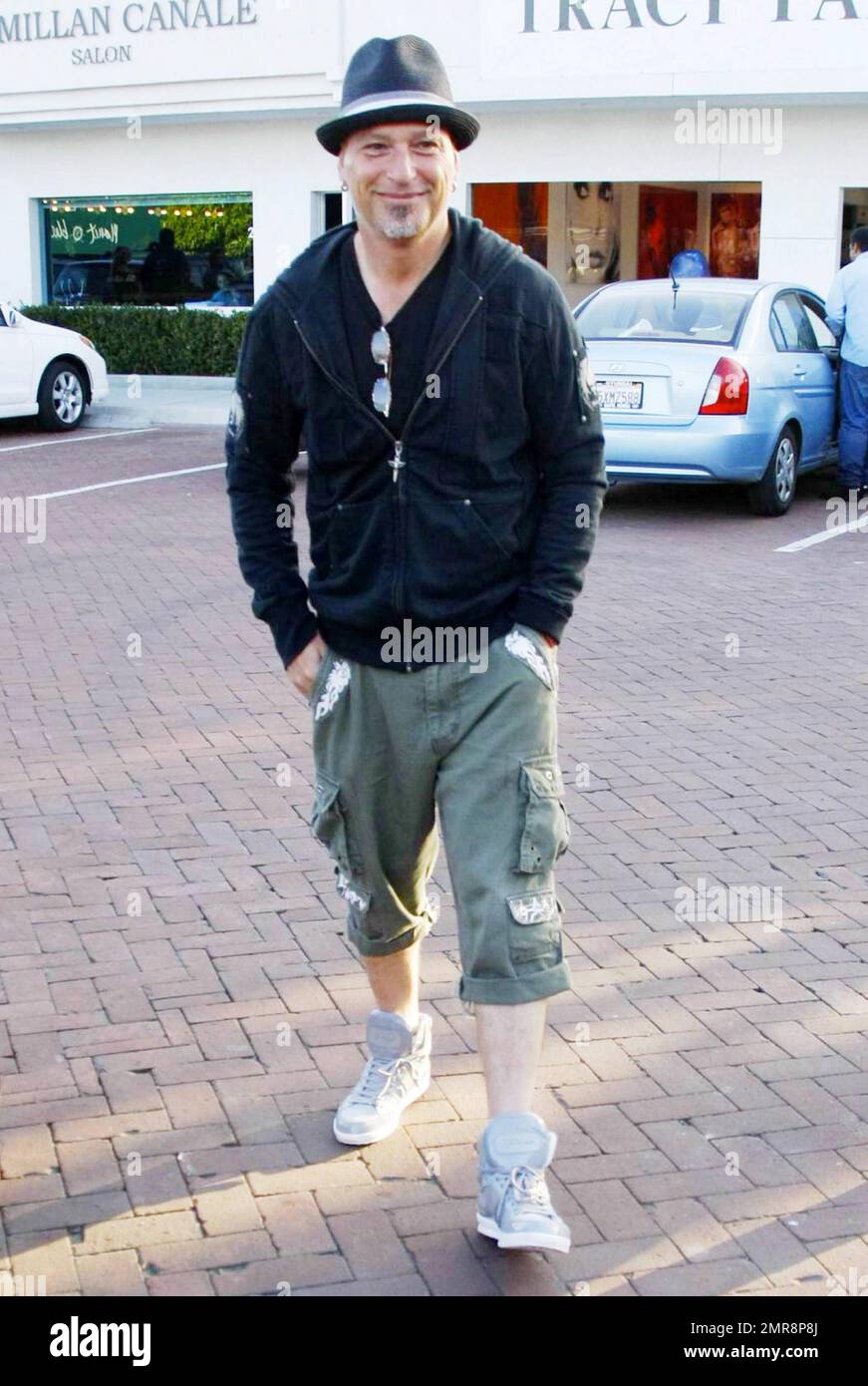 Comedian, TV personality and self-professed germaphobe Howie Mandel ...