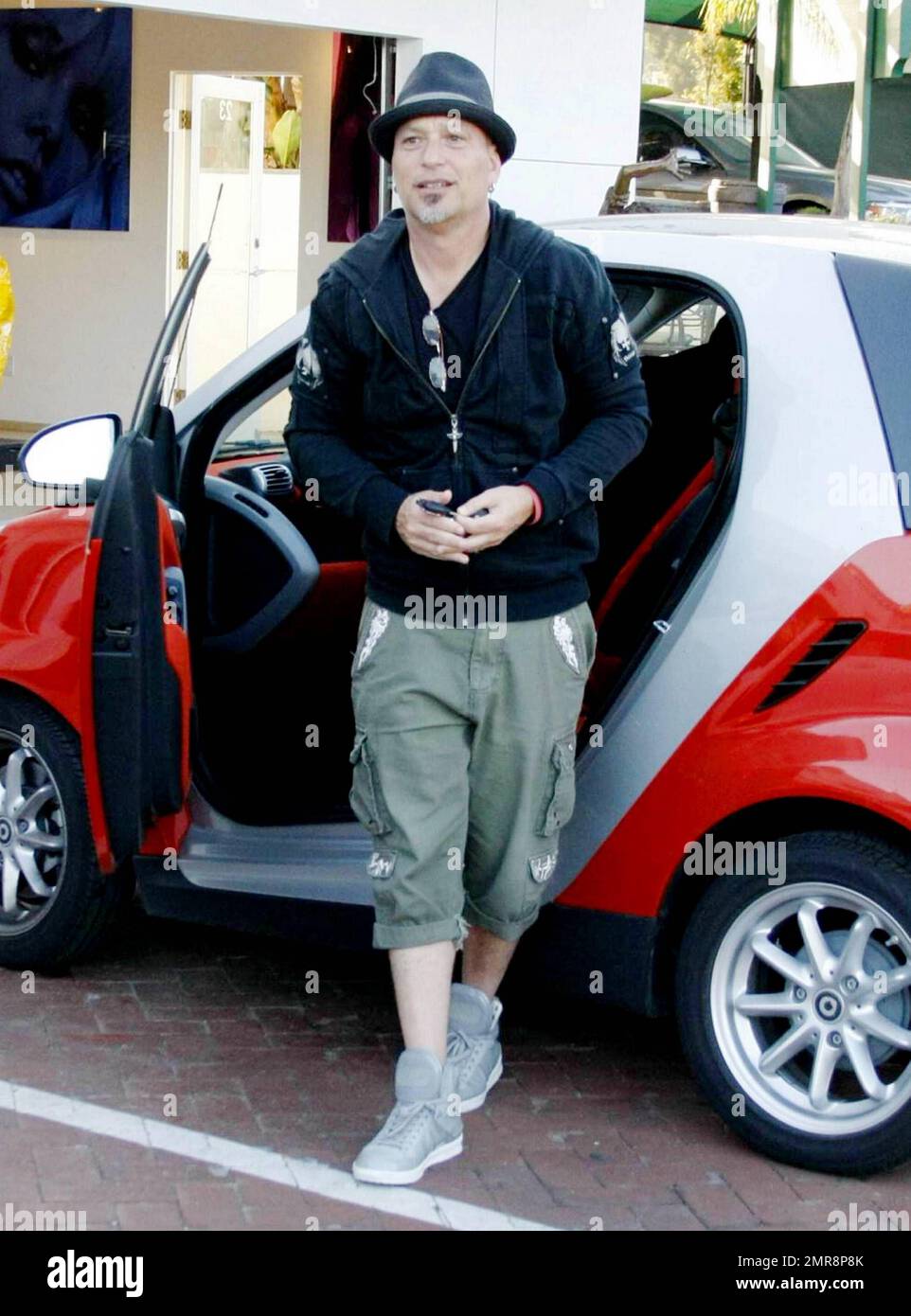 Comedian, TV personality and self-professed germaphobe Howie Mandel ...