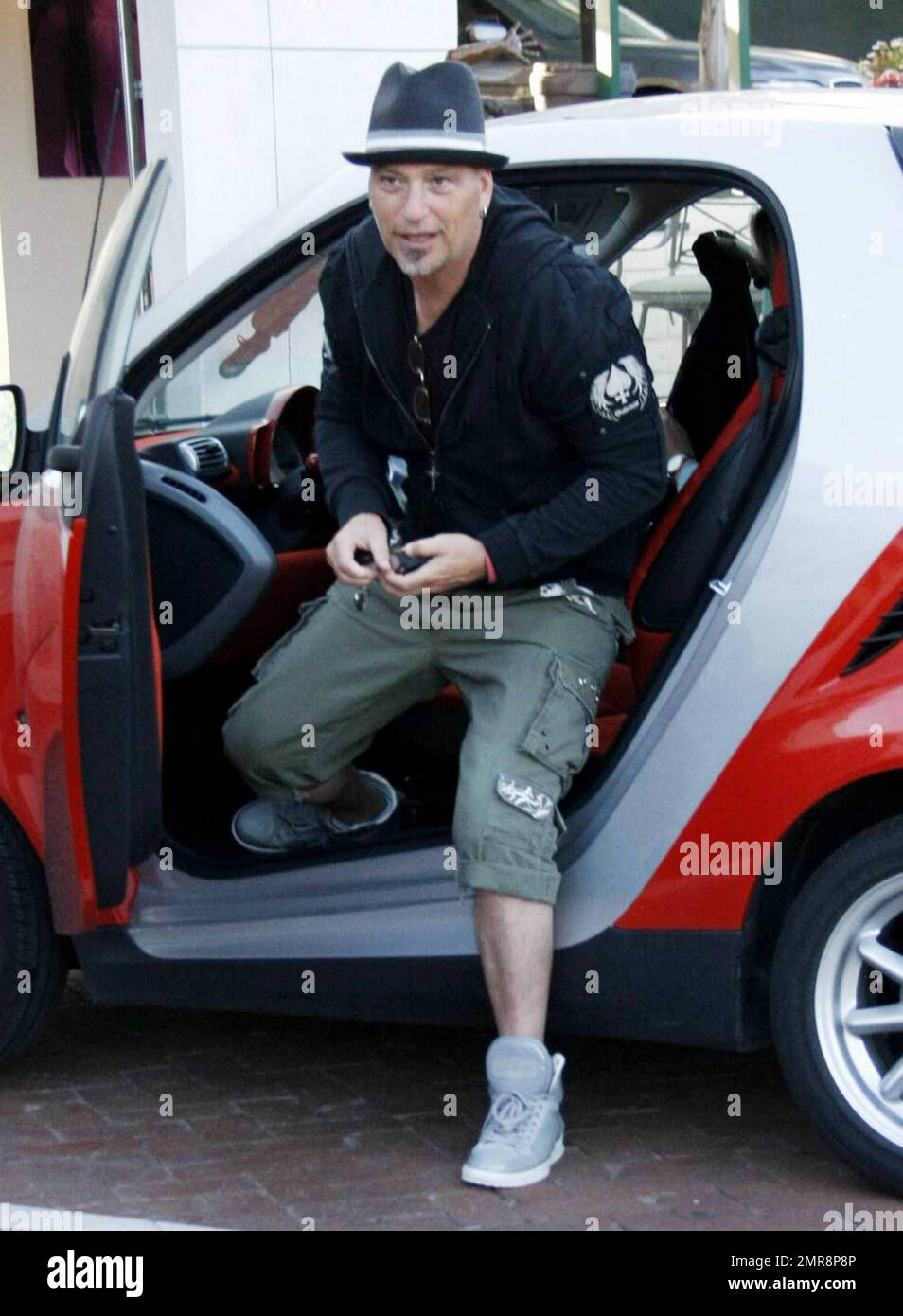 Comedian, TV personality and self-professed germaphobe Howie Mandel ...